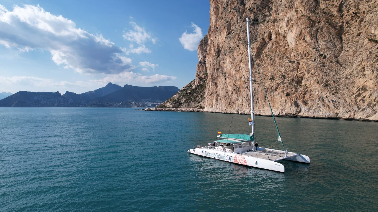 Excursión en catamarán y fondeo en las calas de la Costa Blanca - Mundo ...