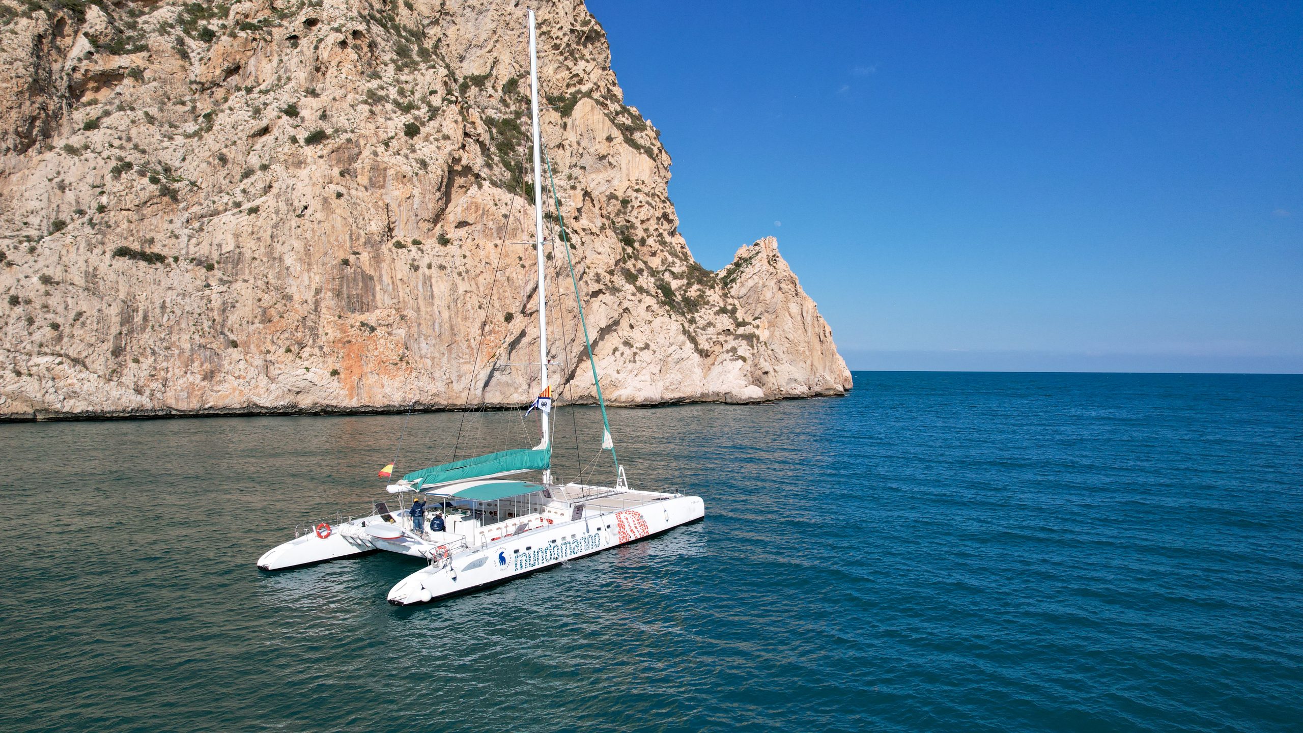 Excursión en catamarán por el Peñón de Ifach - Mundo Marino